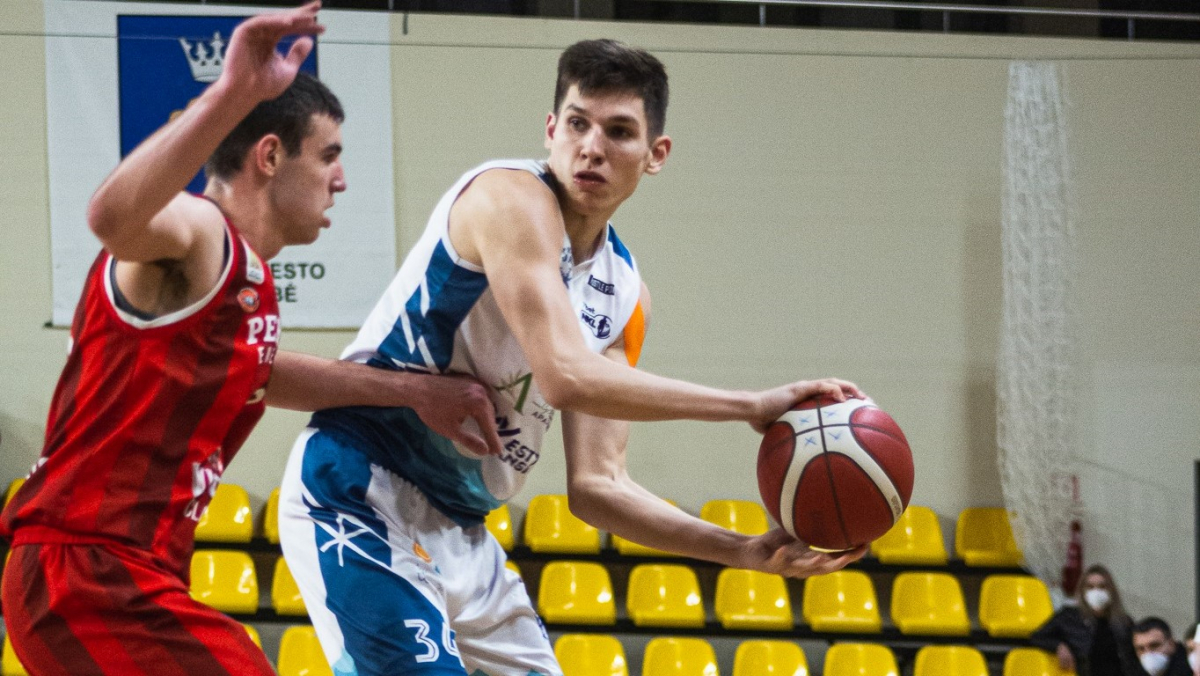 Pašėlęs finišas Palangoje: H. Kumpio tritaškis parklupdė „Vytį ...